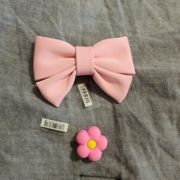 Jibbitz | Accessories | R2 Croc Jibbitz Pink Bow Flower Set | Poshmark